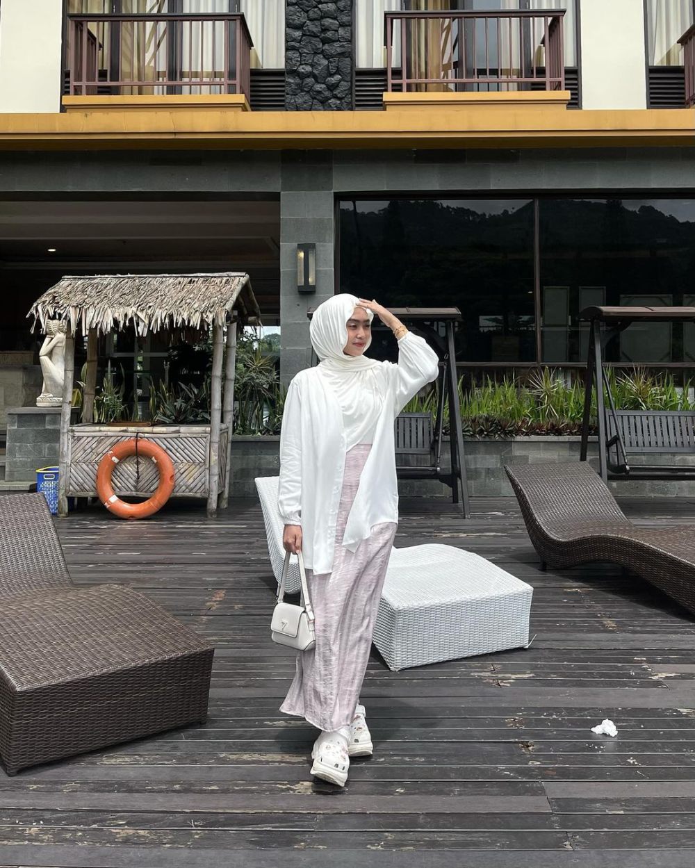 8 Ide Outfit Formal Elegan Warna Basic Putih ala Arcluna Pas