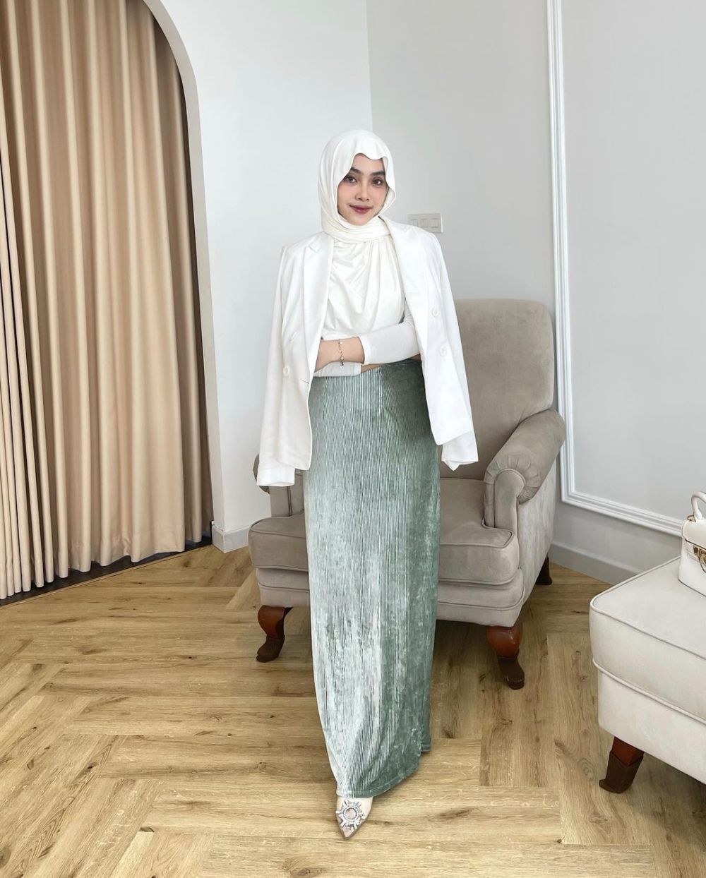 8 Ide Outfit Formal Elegan Warna Basic Putih ala Arcluna Pas