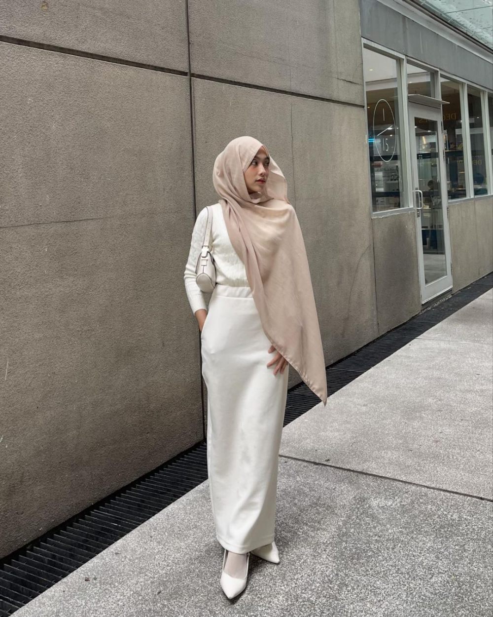 8 Ide Outfit Formal Elegan Warna Basic Putih ala Arcluna Pas