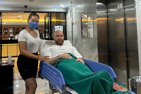 Potret Suami Melaney Ricardo Jalani Operasi di Bagian Kepala