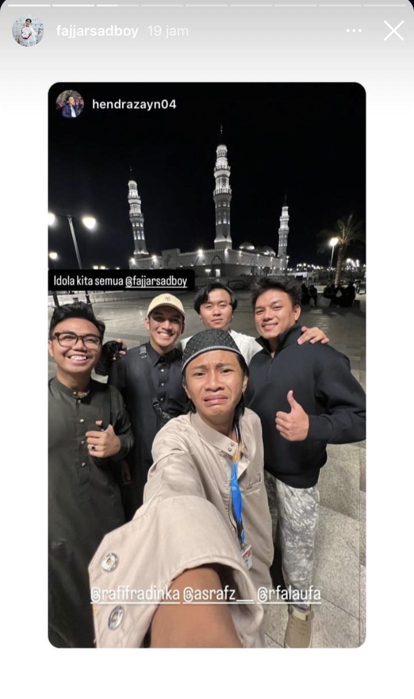 7 Potret Fajar Sadboy Terlihat Khusyuk Jalani Umrah