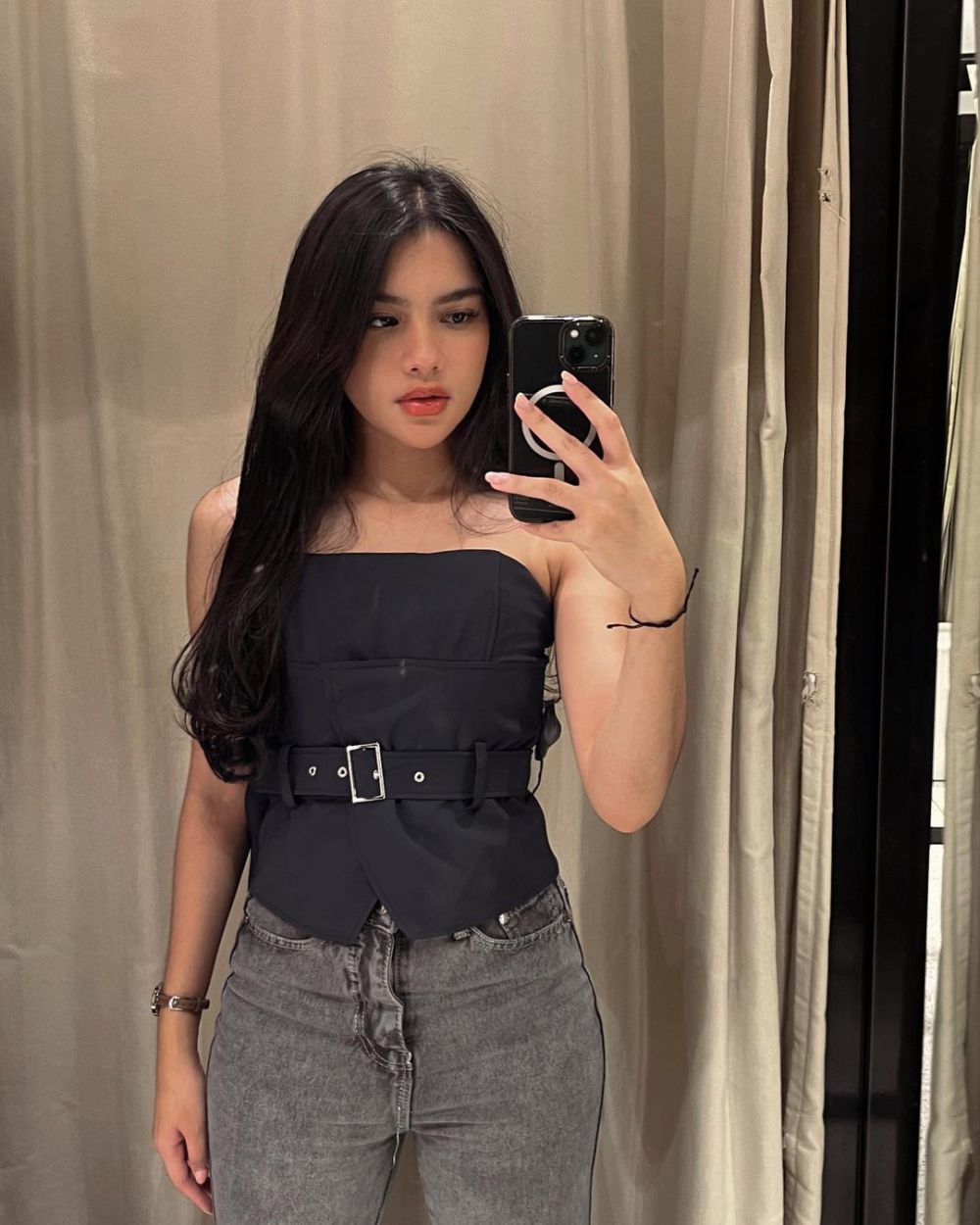 7 Ide Mix and Match Celana Jeans ala Davina Karamoy, Simpel!
