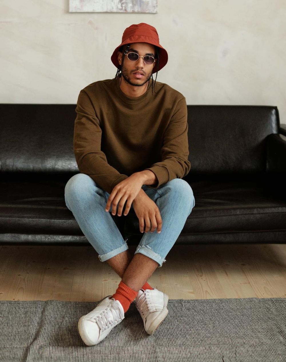 9 Inspirasi Mix and Match Bucket Hat, Pas untuk Daily Outfit