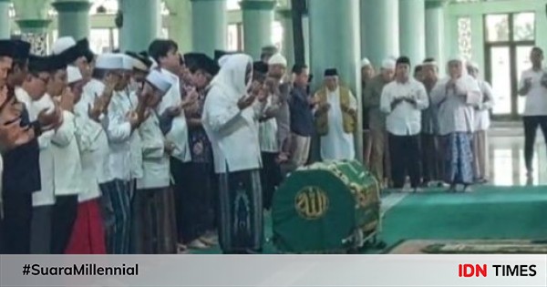 Pejabat Salatkan Jenazah Ismet Iskandar di Masjid Al A'zhom