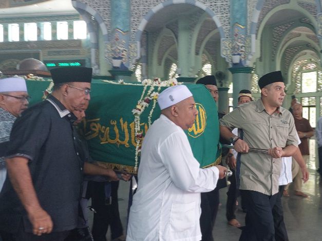 Pejabat Salatkan Jenazah Ismet Iskandar di Masjid Al A'zhom