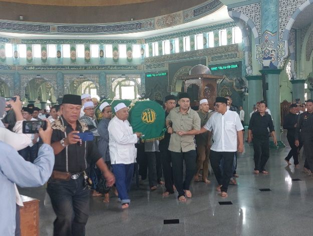 Pejabat Salatkan Jenazah Ismet Iskandar di Masjid Al A'zhom