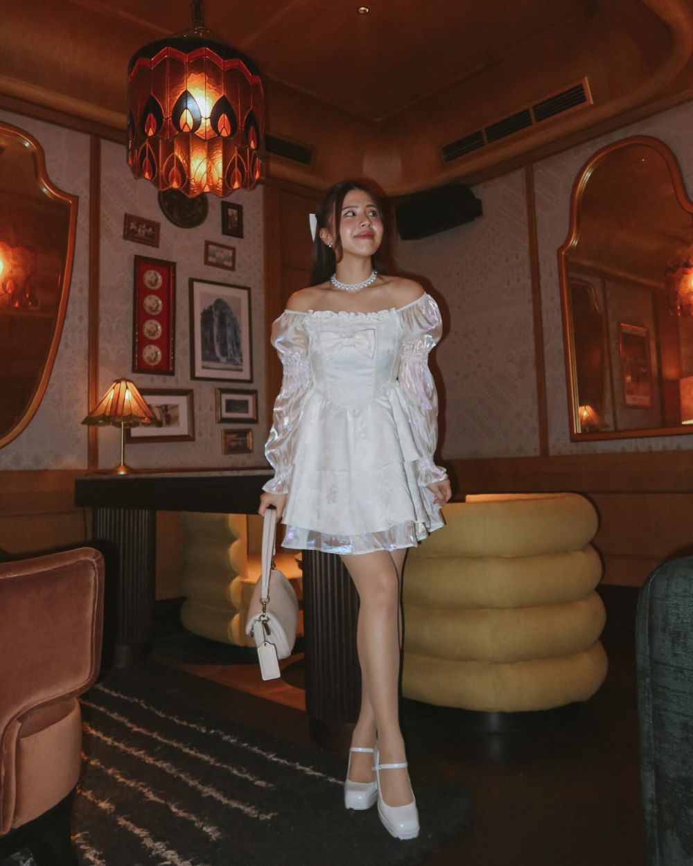 9 Inspirasi Outfit Nuansa Putih ala Renni Rere, Elegan!