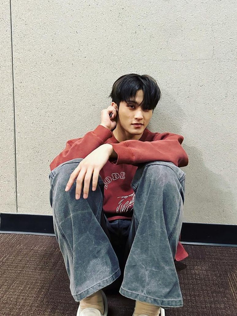 7 Inspirasi OOTD Nuansa Merah ala Mark NCT, Stylish Atraktif