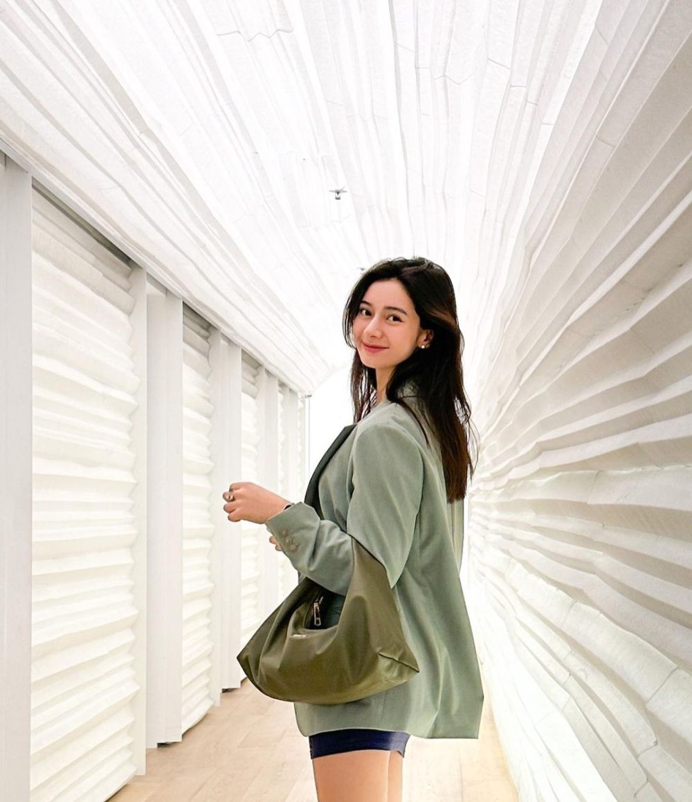 7 Potret Miss Universe Hong Kong 2024 Joanne Rhodes, Sweet!