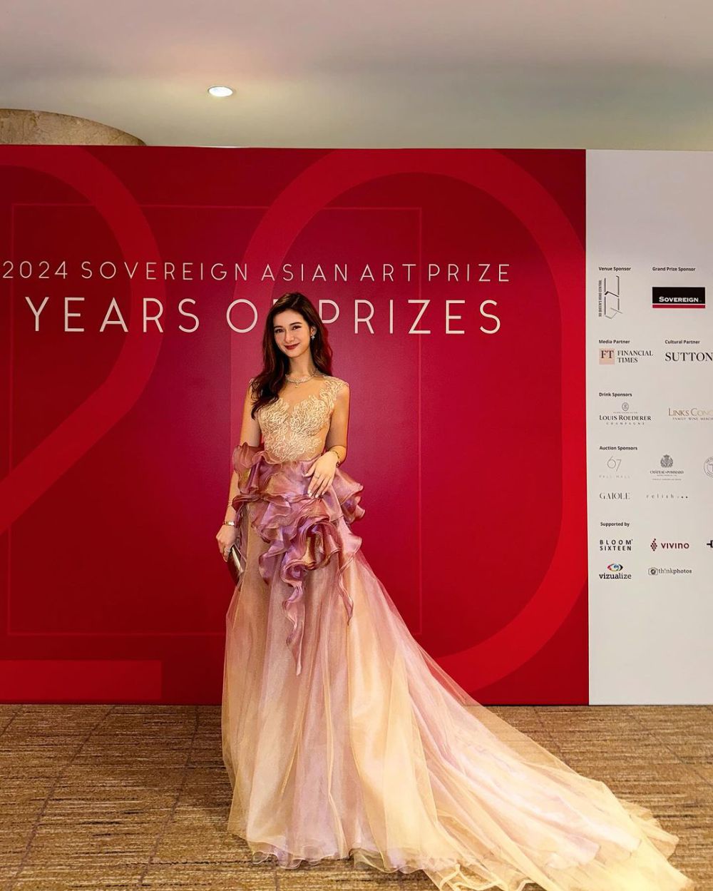 7 Potret Miss Universe Hong Kong 2024 Joanne Rhodes, Sweet!