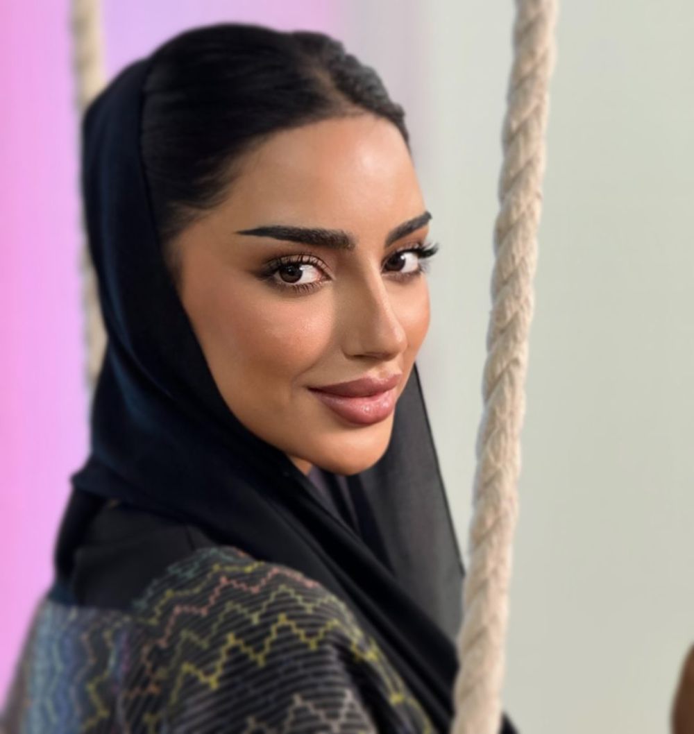 7 Potret Miss Earth Uni Emirat Arab 2024 Noura Al Jasmi
