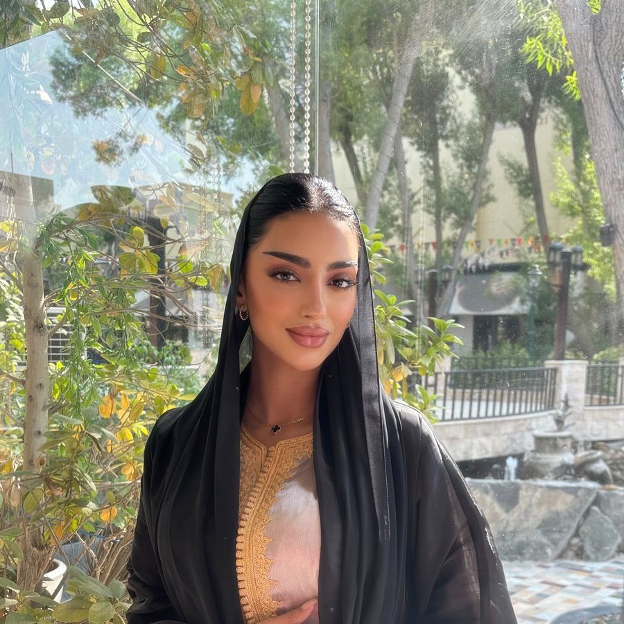 7 Potret Miss Earth Uni Emirat Arab 2024 Noura Al Jasmi