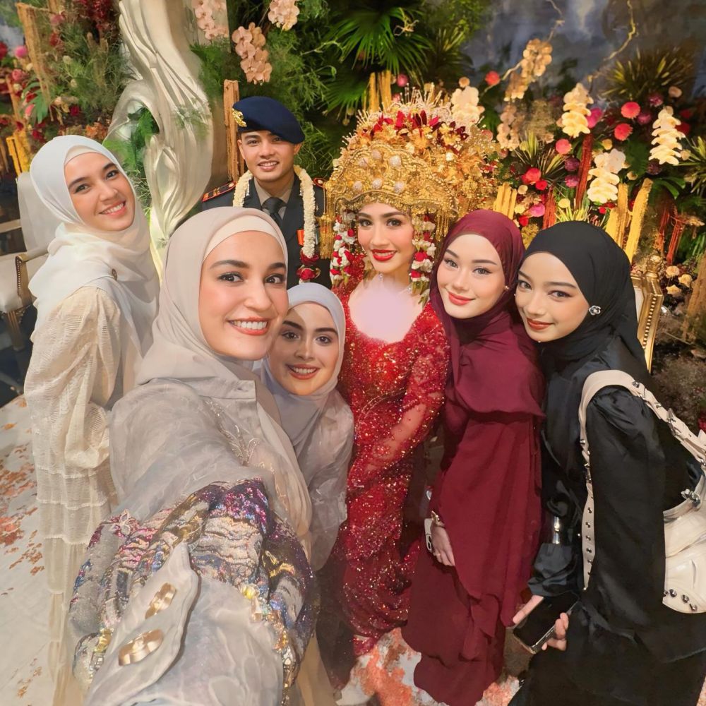 8 Potret Dhini Aminarti-Dimas Seto di Nikahan Febby