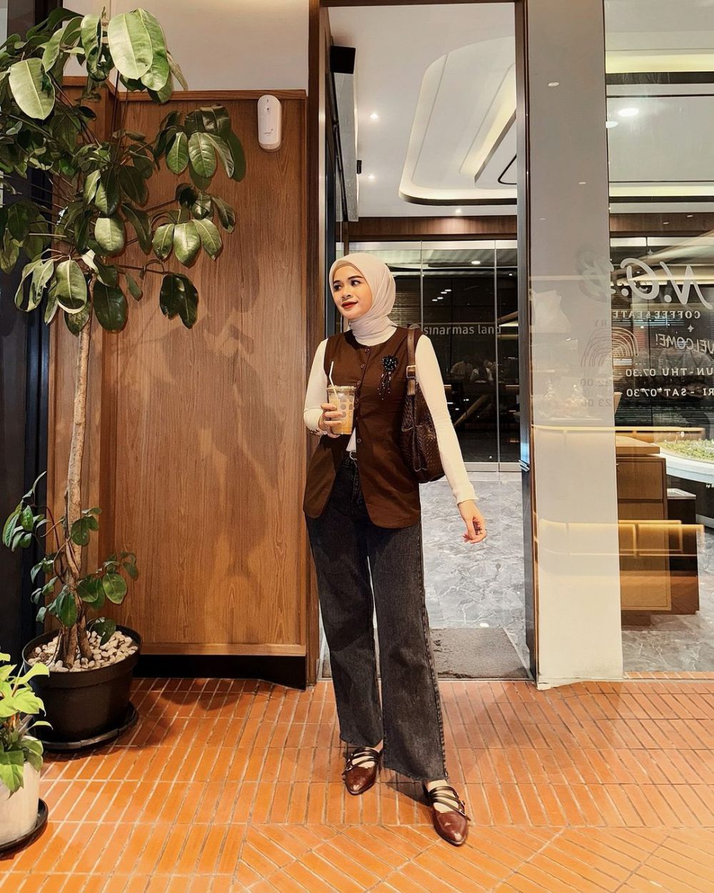 Padu Padan Outfit Warna Cokelat Tua, Lagi Viral Banget!