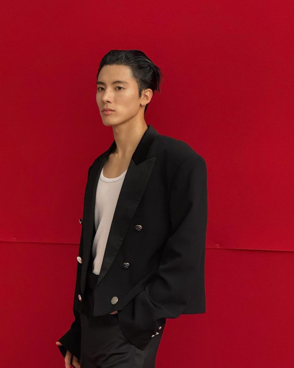 7 Ide Outfit Blazer ala Eric THE BOYZ, Stylish Abis!