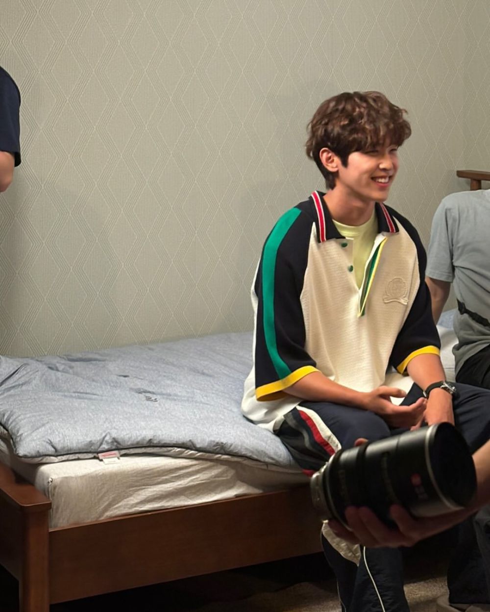 7 Momen Lee Si Woo di Balik Layar Love Your Enemy, Jadi Guru