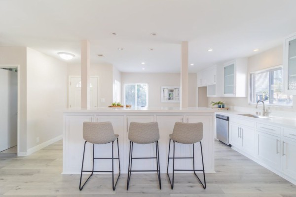 5 Ide Dapur dengan Kombinasi Warna Terang, Mana Pilihanmu?