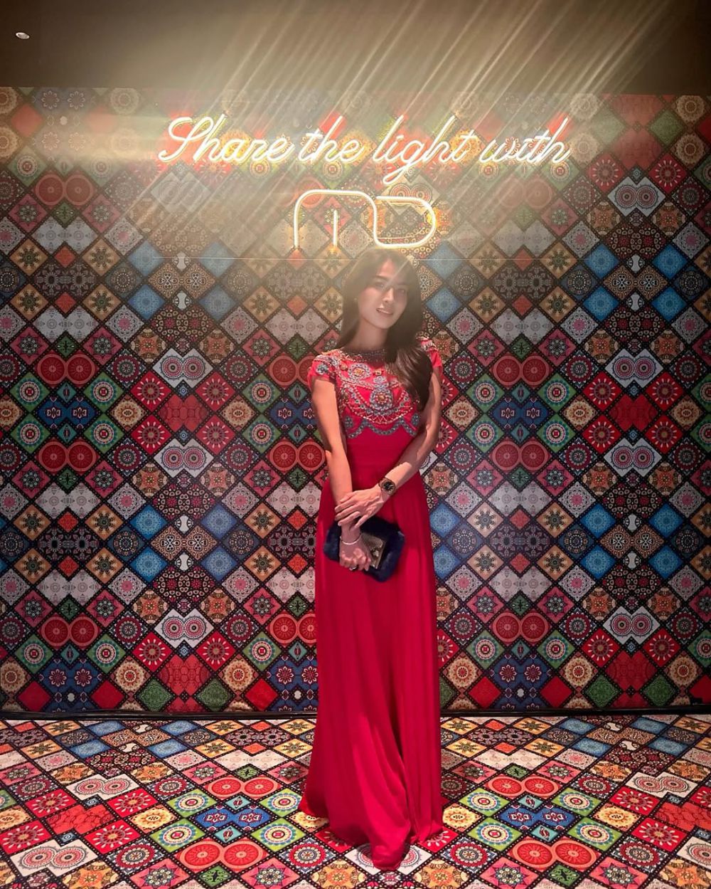 8 OOTD Minimalis Nuansa Merah untuk Rayakan Natal, Fresh!