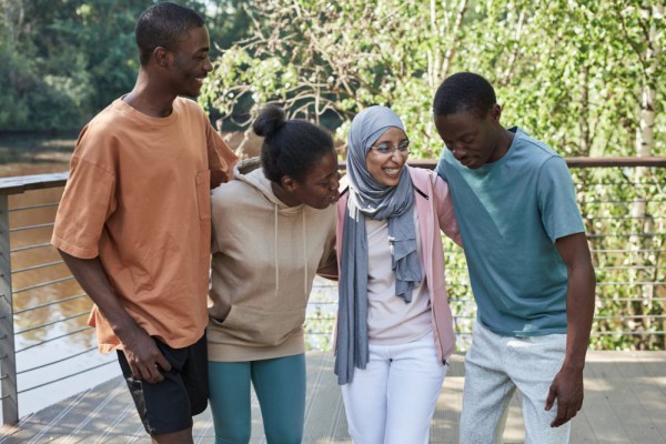 6 Sebab Gak Akrab dengan Teman Pasangan