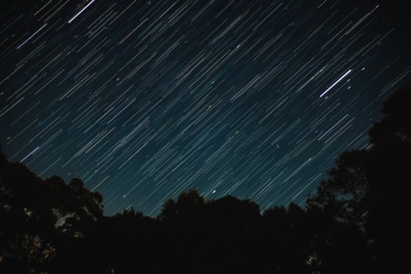 3 Fakta Hujan Meteor Puppid-Velid, Puncaknya pada 6 Desember 3 Fakta Hujan Meteor Puppid-Velid, Puncaknya pada 6 Desember