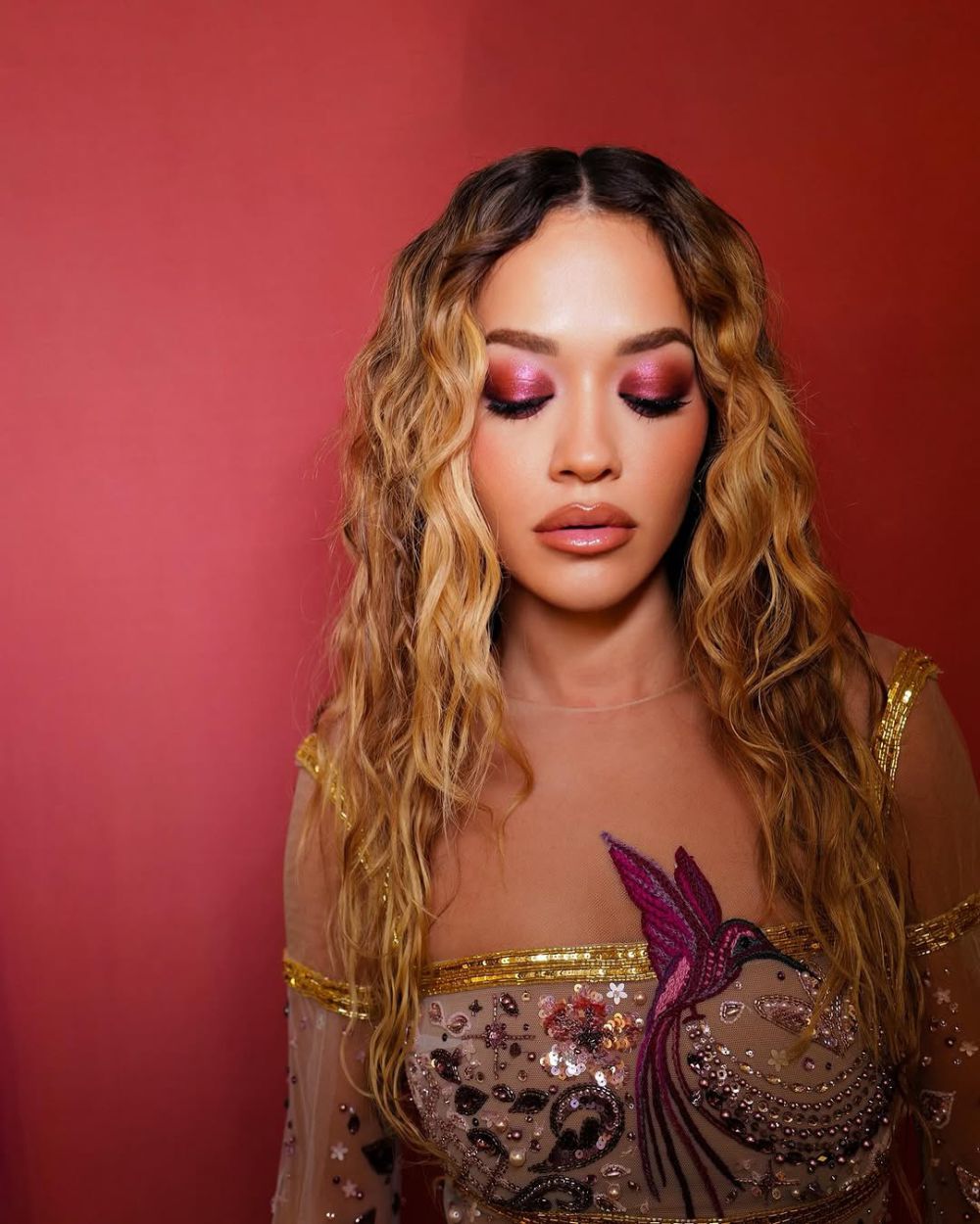 10 Gaya Bombshell Makeup ala Rita Ora, On Point!