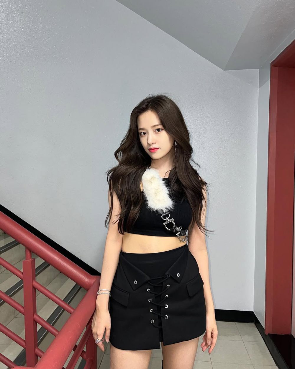 7 Ide Full Black Outfit ala Yujin IVE, Classy dan Elegant