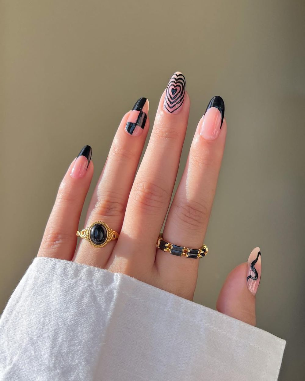 15 Inspirasi Nail Art Simple 2 Warna, Estetik!