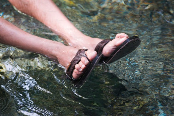 4 Pilihan Sandal Jepit untuk Pria, Simpel dan Nyaman!