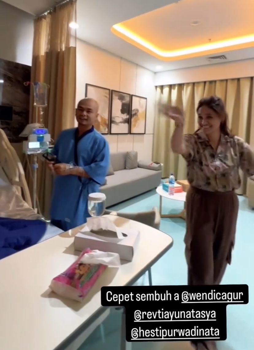 7 Potret Ayu Ting Ting dan Hesti Jenguk Wendi Cagur di RS