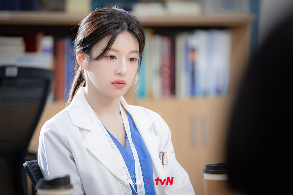 7 First Look Resident Playbook, Go Yoon Jung Jadi Dokter!