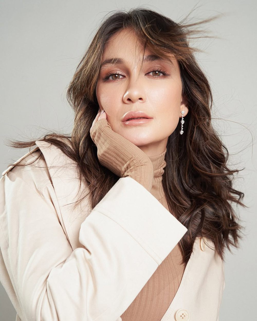 7 Inspirasi Makeup ala Luna Maya yang Tampak Awet Muda