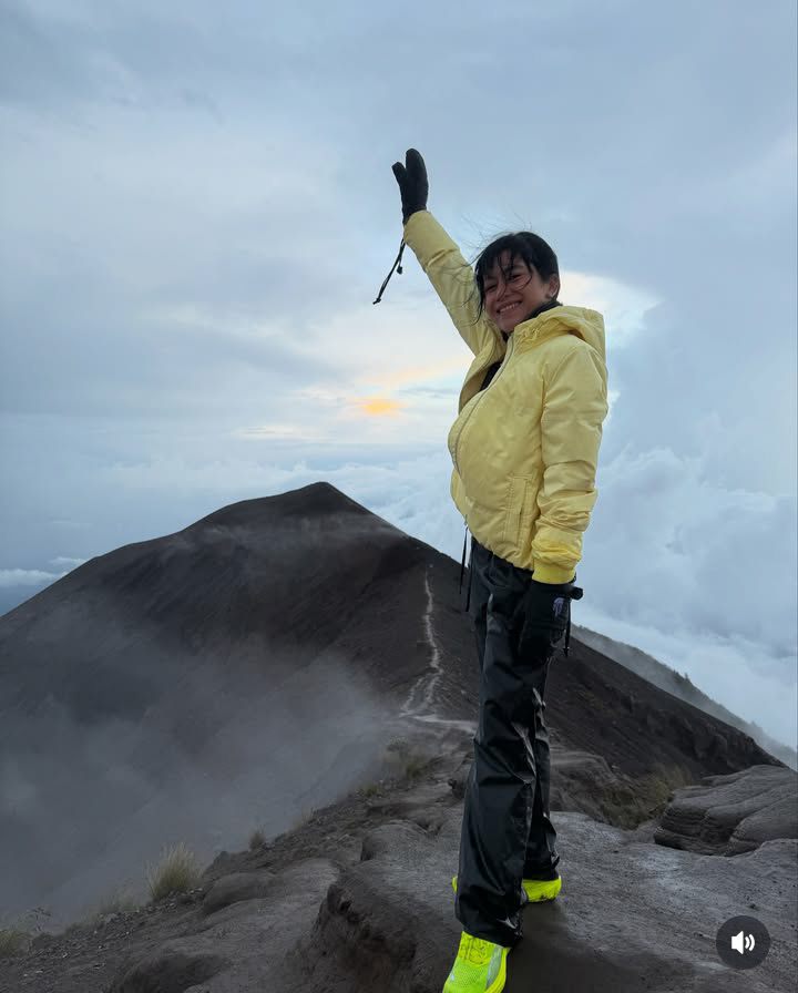 9 Potret Omay Farida Nurhan Mendaki Gunung Agung