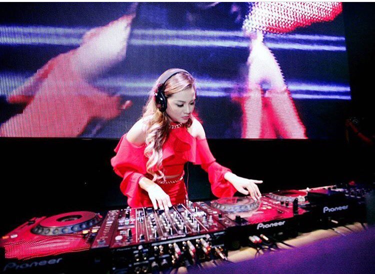9 Gaya Aurel Hermansyah Saat Jadi DJ, Cool Banget Deh | IDN Times