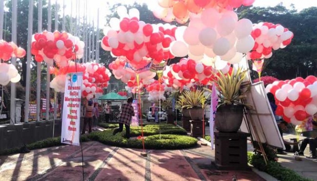 Jelang Vonis Ahok, Ribuan Balon Banjiri Balai Kota Jakarta Jelang Vonis Ahok, Ribuan Balon Banjiri Balai Kota Jakarta