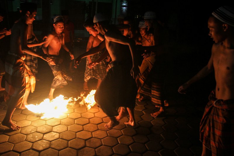 Sepak Bola Api, Antara Tradisi dan Kekebalan Diri