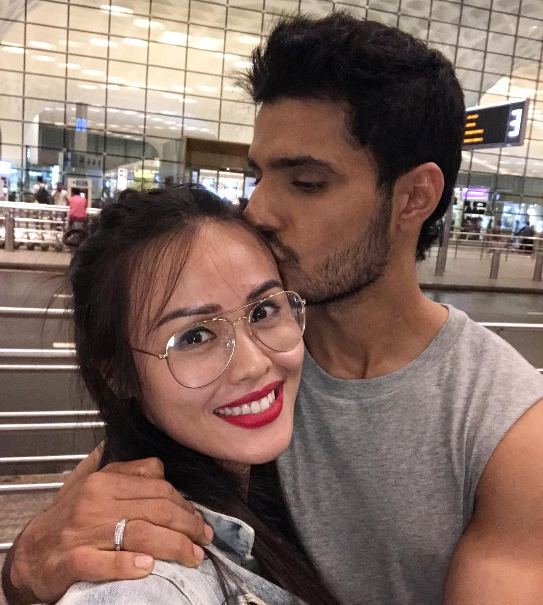 10 Potret Kemesraan Bintang India Vin Rana & Nita Sofiani