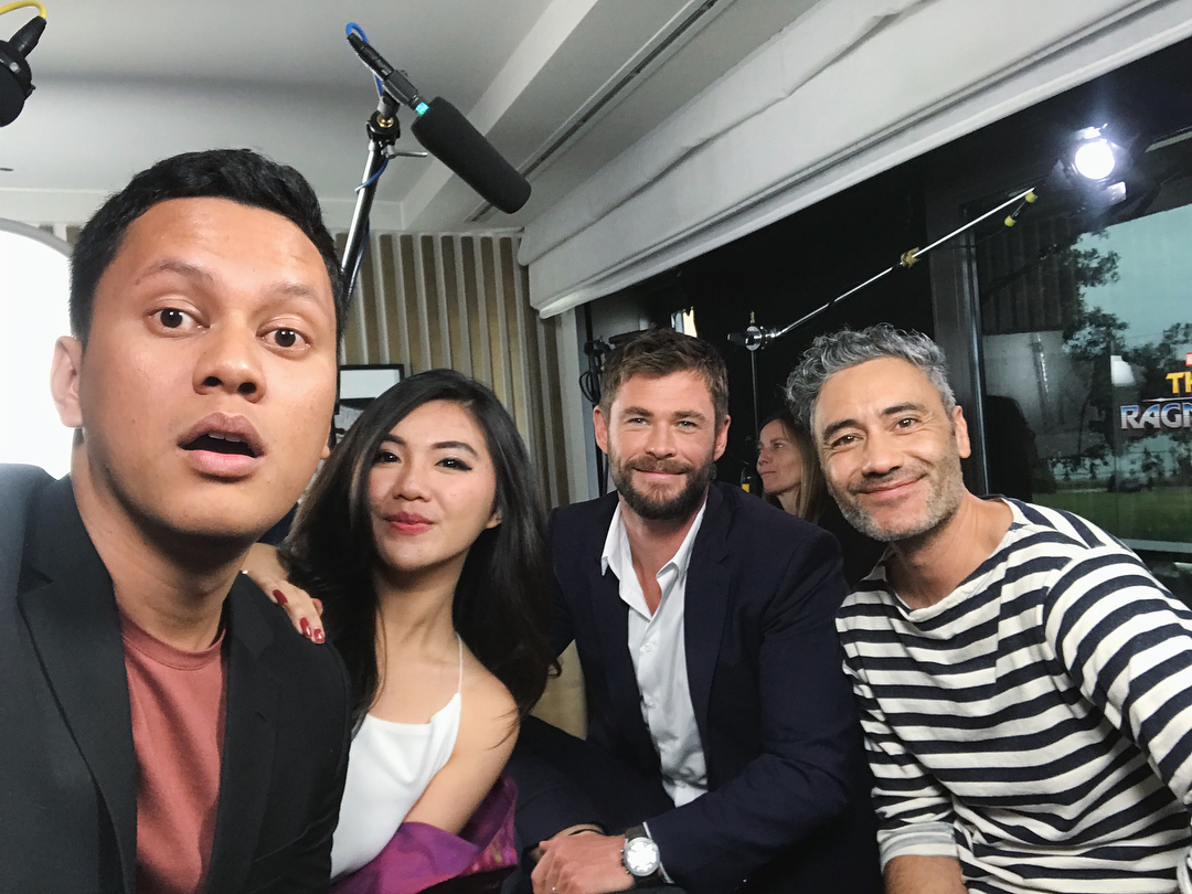 10 Selfie Artis Indonesia & Hollywood Ini Bikin Iri, Ada Idola Kamu? 10 Selfie Artis Indonesia & Hollywood Ini Bikin Iri, Ada Idola Kamu?
