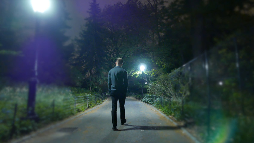 Ini Alasan Jalan Malam Sendiri Walau di Tempat Terang Bikin Kamu Takut