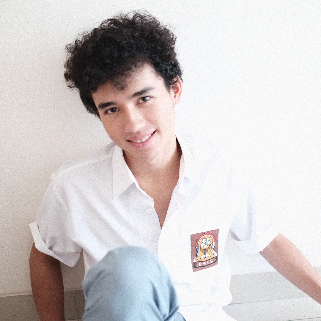 10 Potret Giulio, Sosok Anhar di Film Dilan yang Aslinya Manis Banget