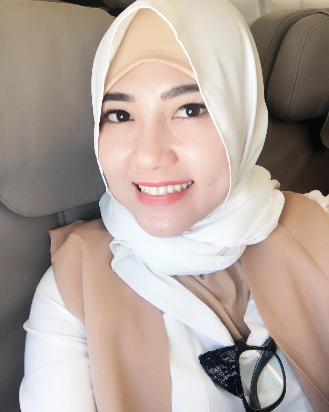 10 Potret Via Valen Saat Berhijab, Pesonanya Bikin Adem 10 Potret Via Valen Saat Berhijab, Pesonanya Bikin Adem