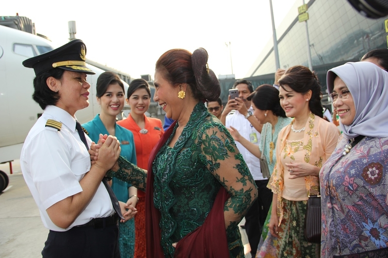 Keren! Menteri Susi Pudjiastuti Naik Pesawat Garuda yang Dipiloti ...