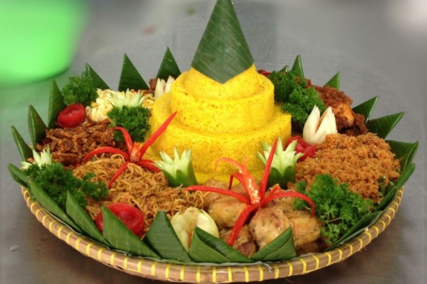 Ritual Pemotongan Tumpeng Sebagai Simbolis Resmi Dibukanya KMPA 2019