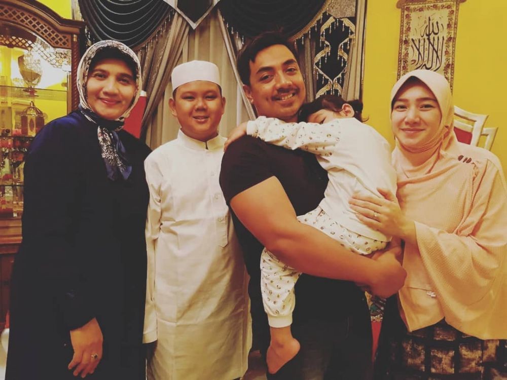 10 Potret Harmonis Keluarga Ustaz Riza Muhammad & Indri Giana