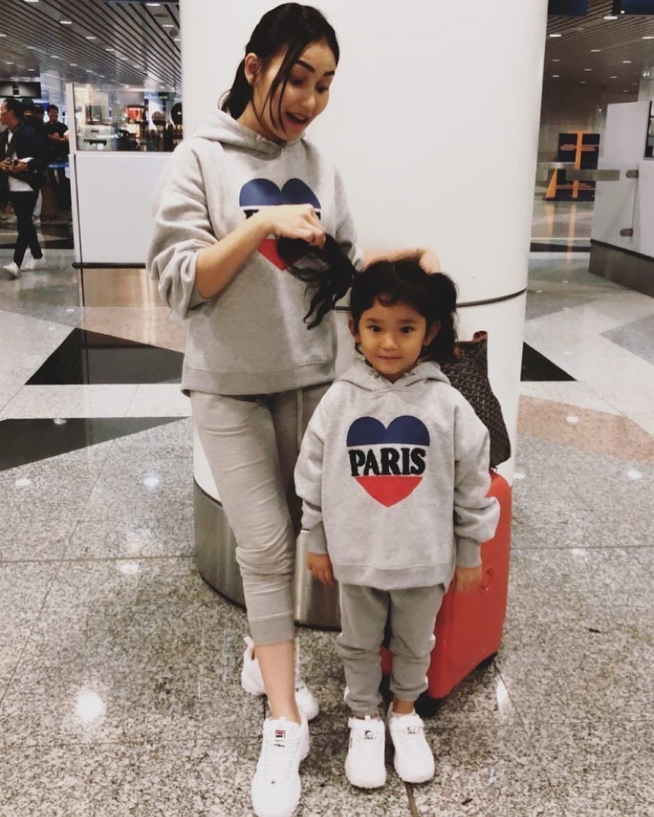 10 Potret Ayu Ting Ting & Bilqis saat Dandan Kembaran, Gemes Banget! 10 Potret Ayu Ting Ting & Bilqis saat Dandan Kembaran, Gemes Banget!