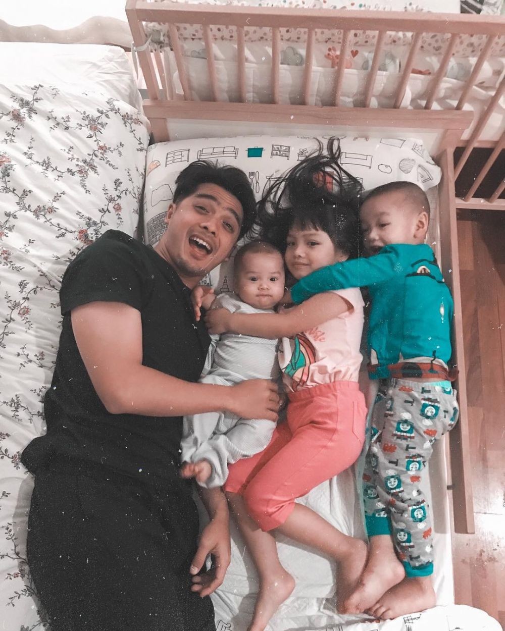 10 Potret Kebersamaan Ricky Harun dengan Ketiga Anaknya, Kompak Abis!