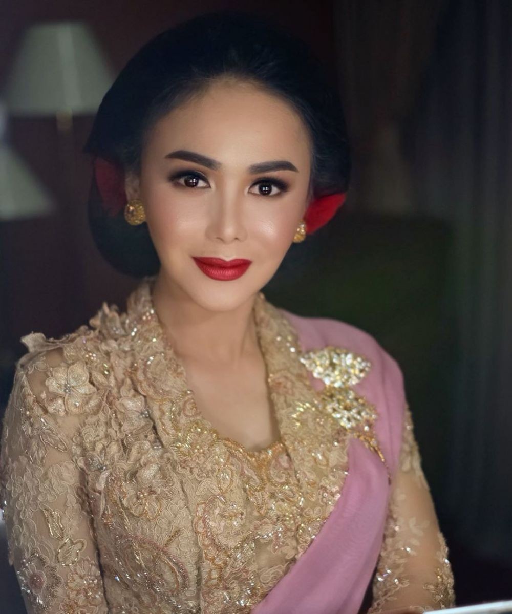 10 Pesona Awet Muda Yuni Shara Di Momen Pernikahan Sang Adik Manis