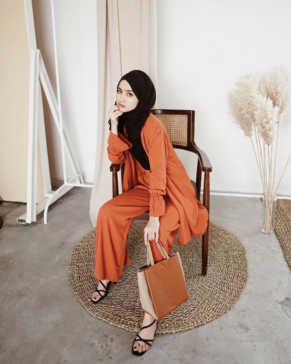 Inspirasi Office Look Dengan Hijab Ala Fira Assagaf Elegan Nan Simpel