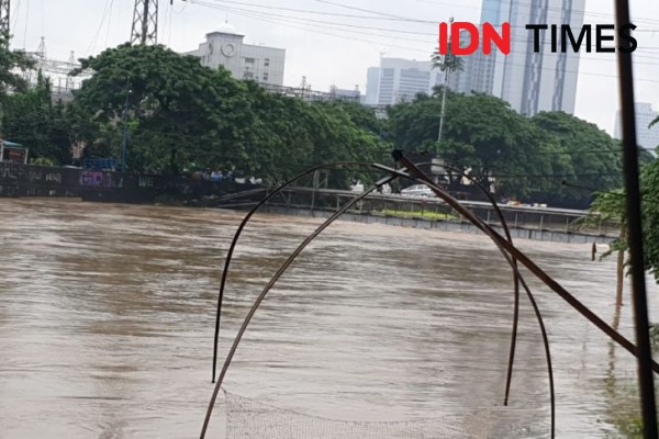 Kawasan Pintu Air Karet-Sunter Hulu Siaga 2, Warga Waspada Kawasan Pintu Air Karet-Sunter Hulu Siaga 2, Warga Waspada