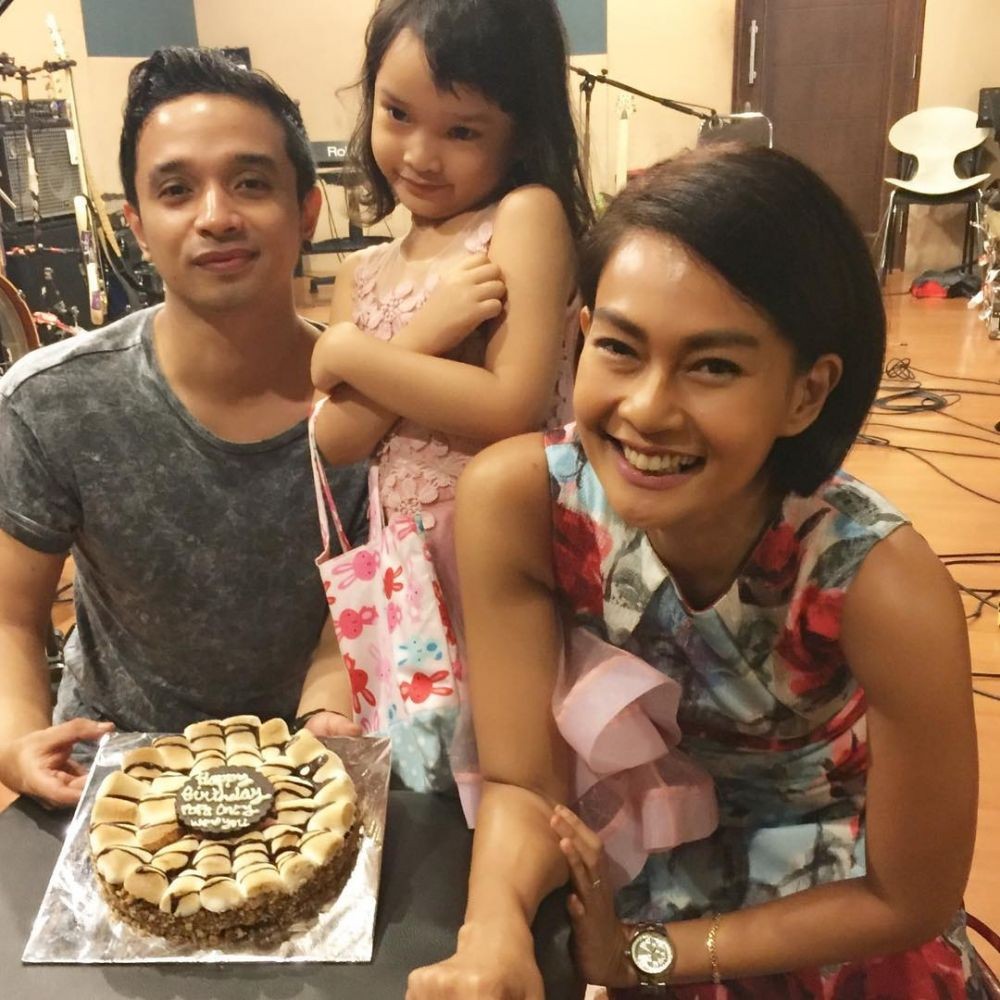 9 Tahun Menikah, 10 Potret Oncy Ungu & Endhita yang Manis Banget