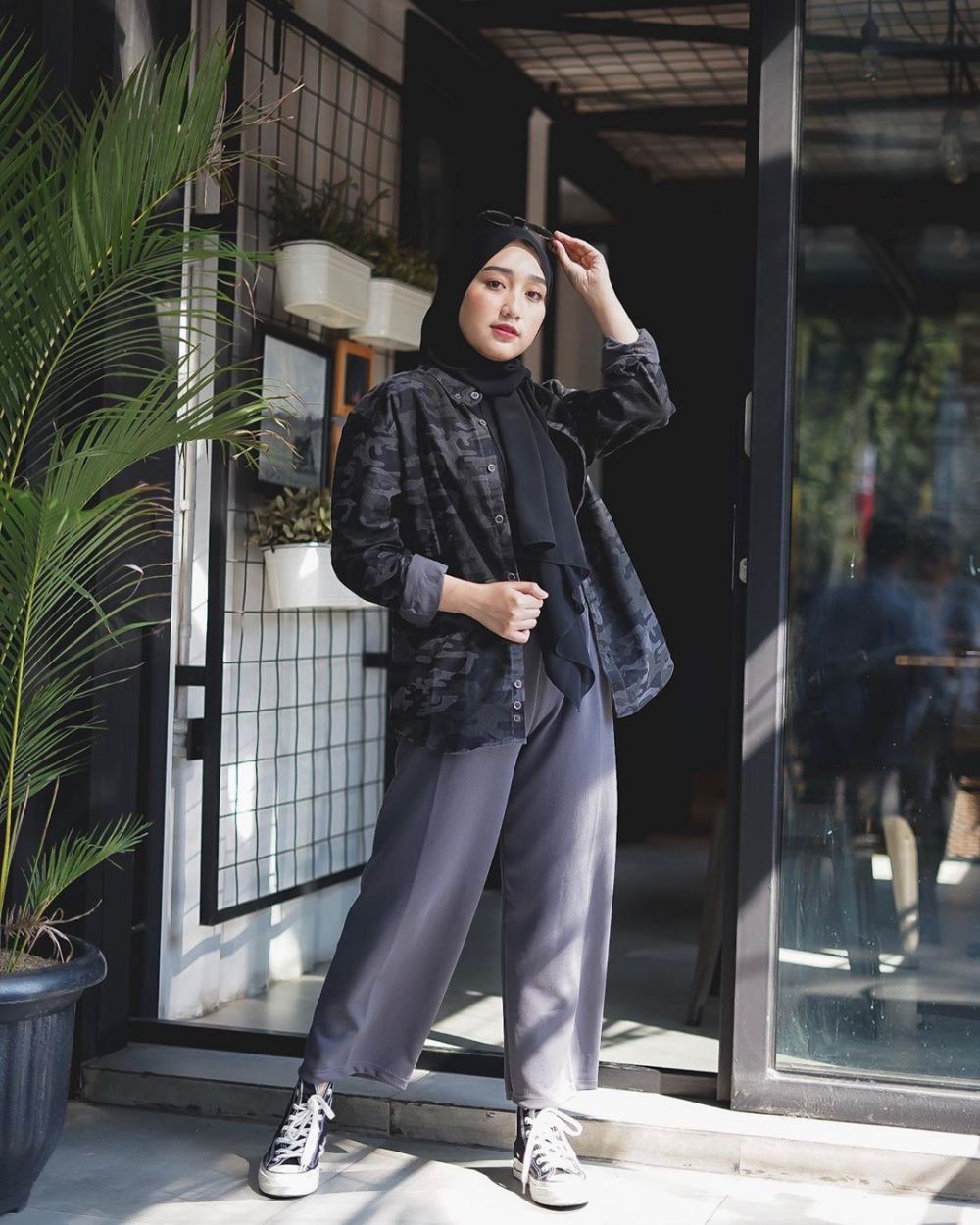 10 Padu Padan Outfit Monokrom dengan Gaya Hijab Boyish
